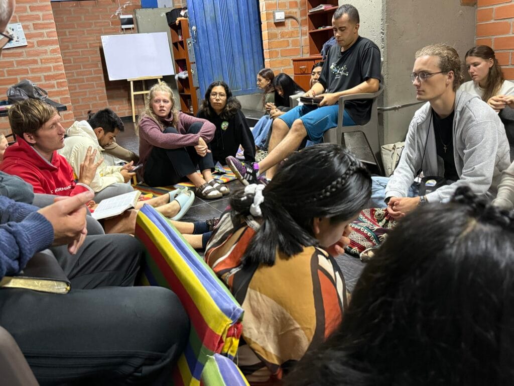 Apg29-studenter i Colombia: Samling för personlig andakt på morgonen ...